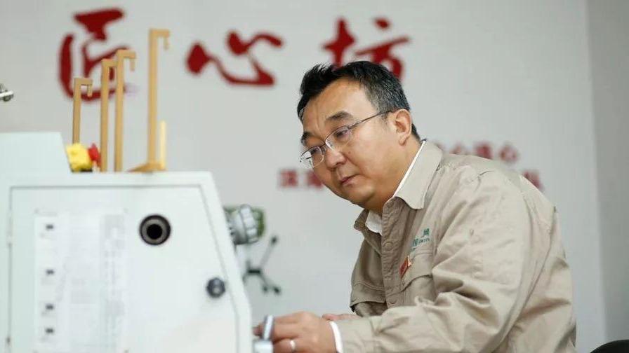 Engineer sparks his co-workers to new highs_英语频道_央视网(cctv.com)