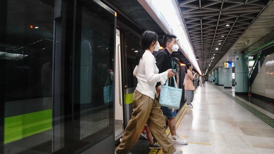 China's authority requires resumption of public transport_英语频道_央视网(cctv ...